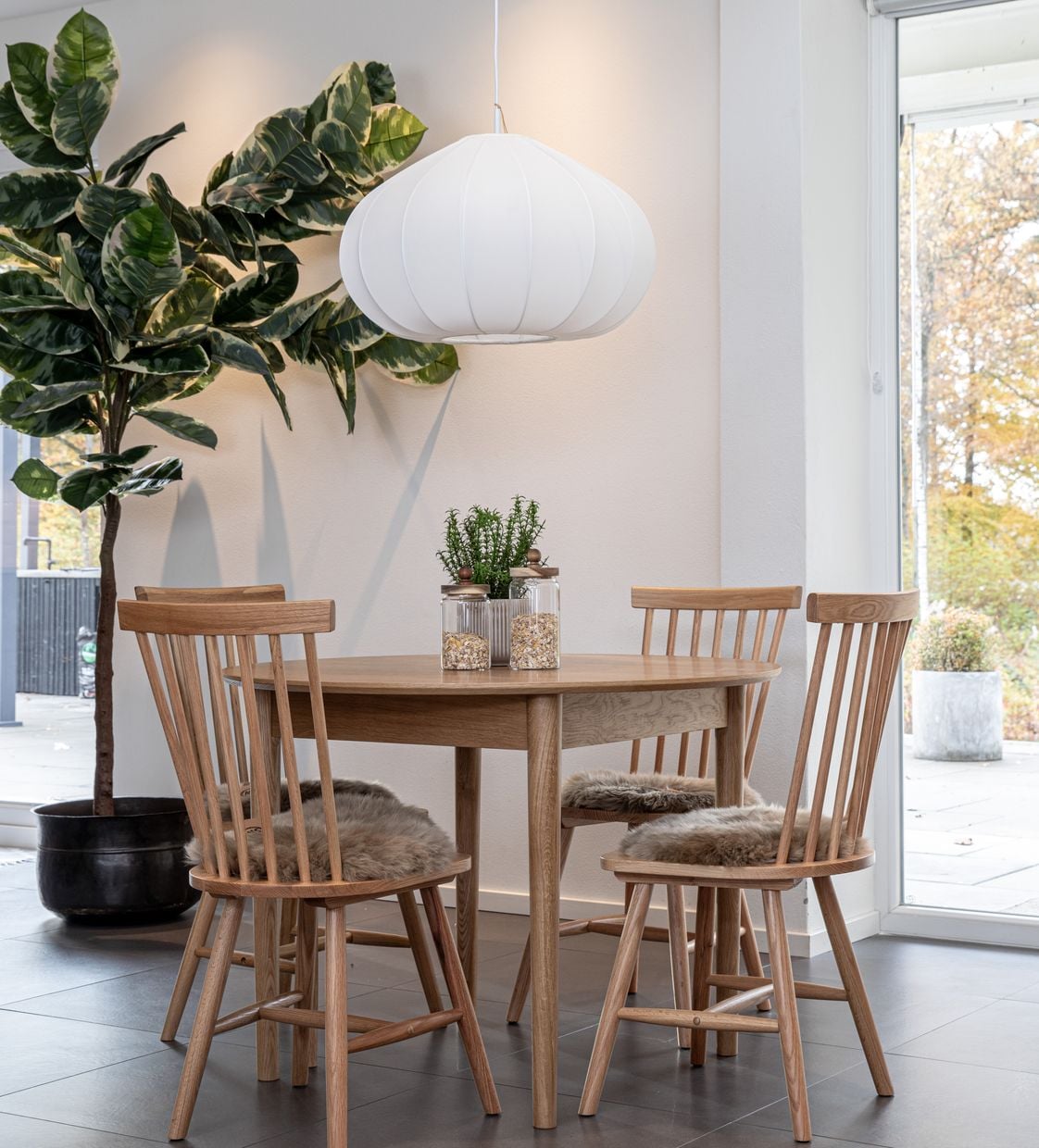 Oskar matgrupp ek 105cm Ø med Stol 1 | Nordiska Rum