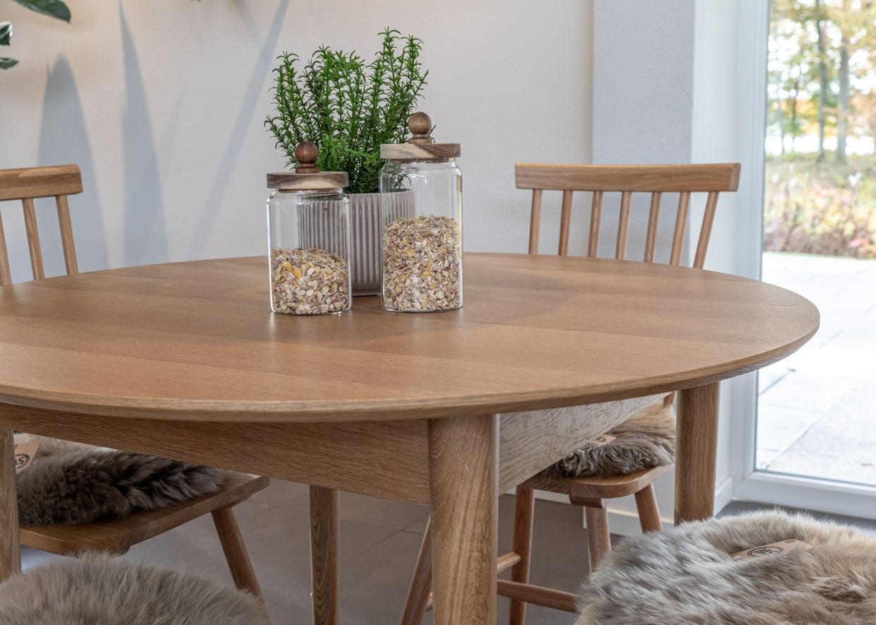 Oskar matgrupp ek 105cm Ø med Stol 1 | Nordiska Rum